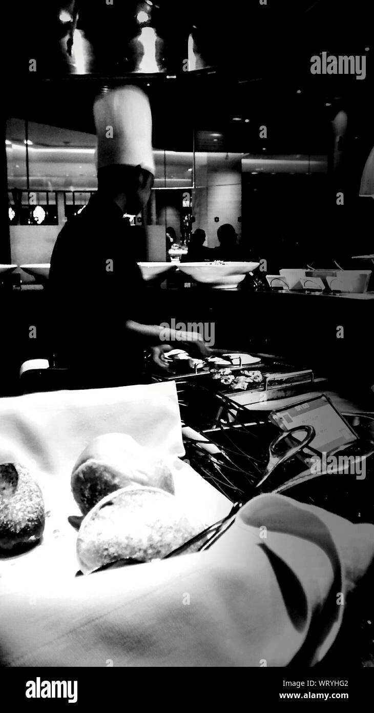 Person, die restaurant kocht -Fotos und -Bildmaterial in hoher ...