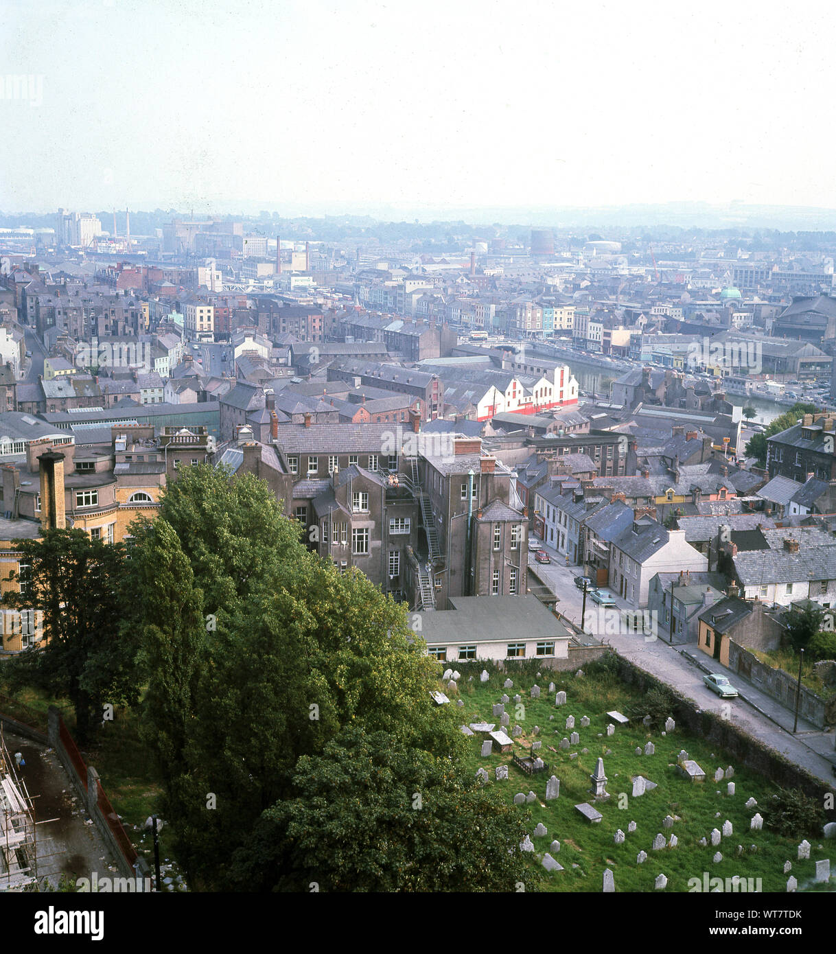 1960, historische, eine Ansicht von oben auf die Stadt Cork von Shandon ...