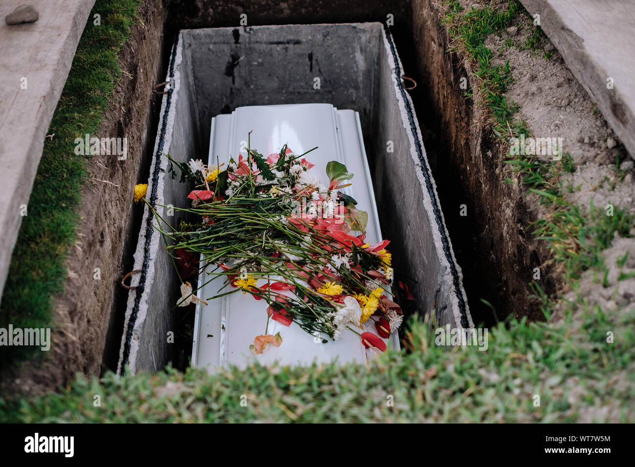 Die toten begraben -Fotos und -Bildmaterial in hoher Auflösung – Alamy
