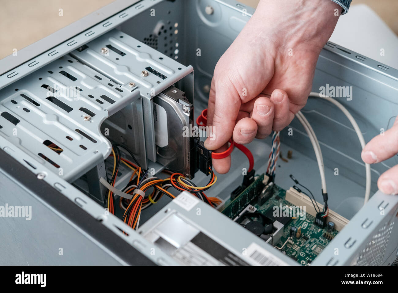 Der Menschen Hand SATA-Anschluss (Serial AT Attachment, Serial-ATA ...