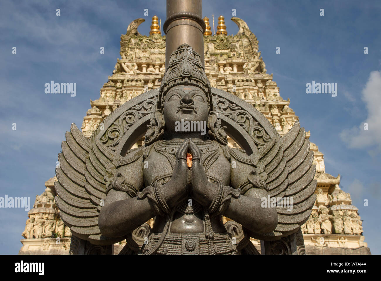 Garuda statue -Fotos und -Bildmaterial in hoher Auflösung – Alamy