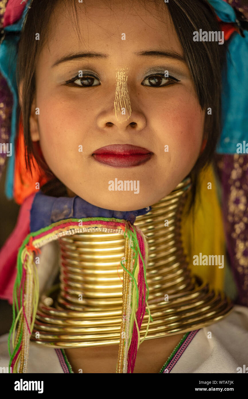 Frau mit langem hals -Fotos und -Bildmaterial in hoher Auflösung – Alamy