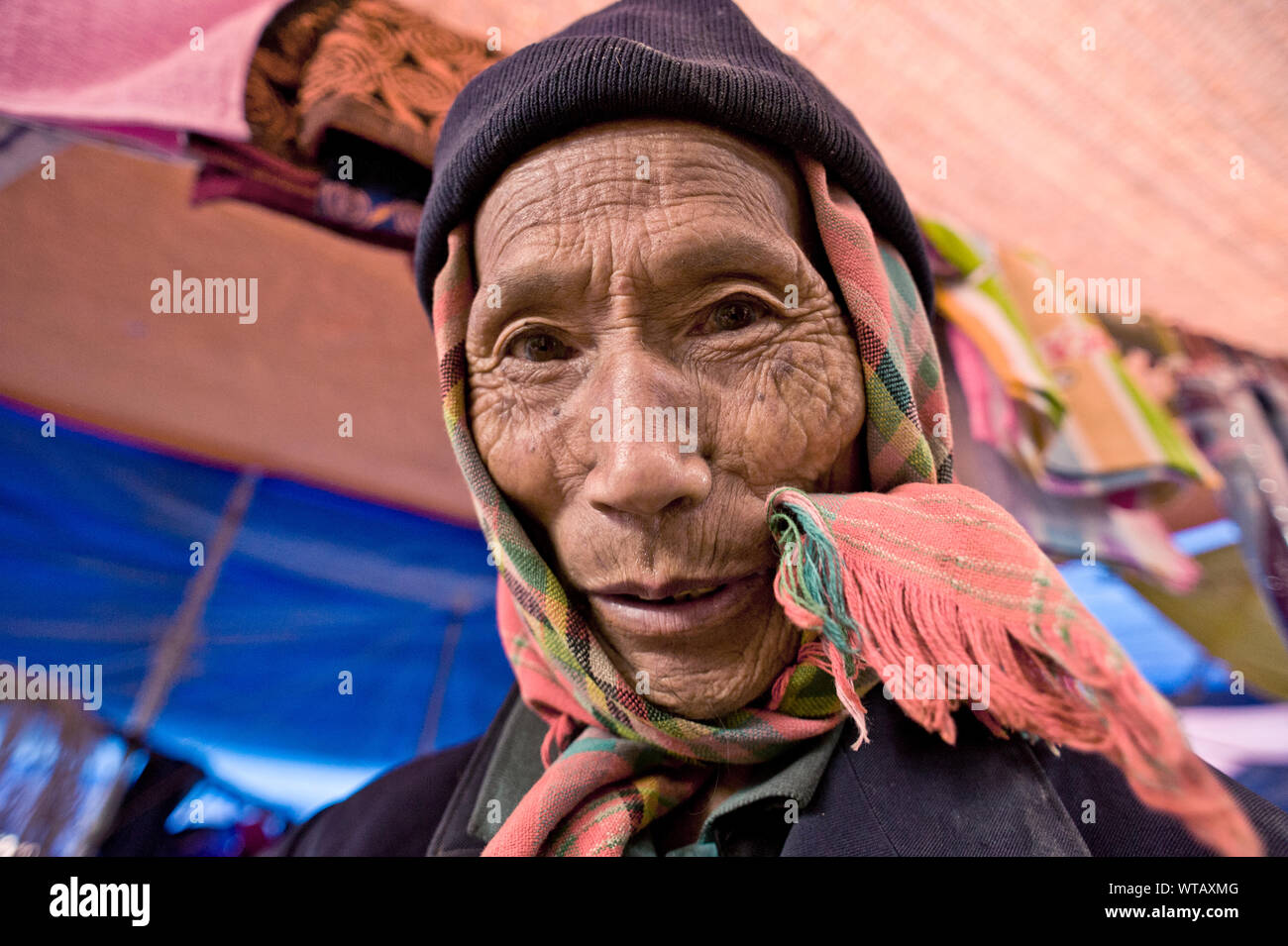 Alter mann mit falten -Fotos und -Bildmaterial in hoher Auflösung – Alamy