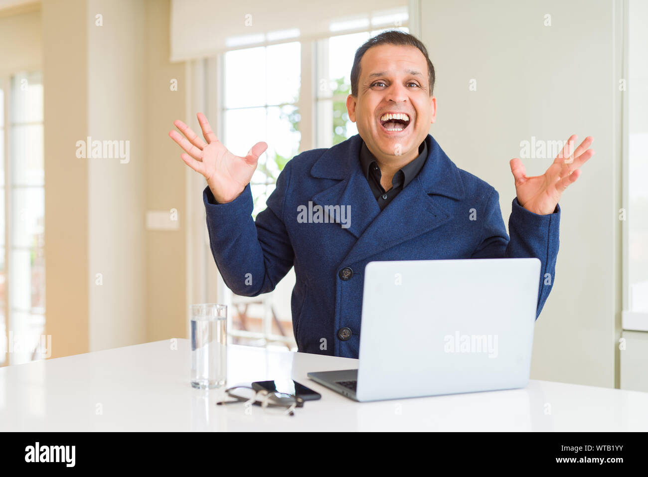 Mittleres Alter business Mann arbeitet mit Laptop verrückt und erstaunt ...