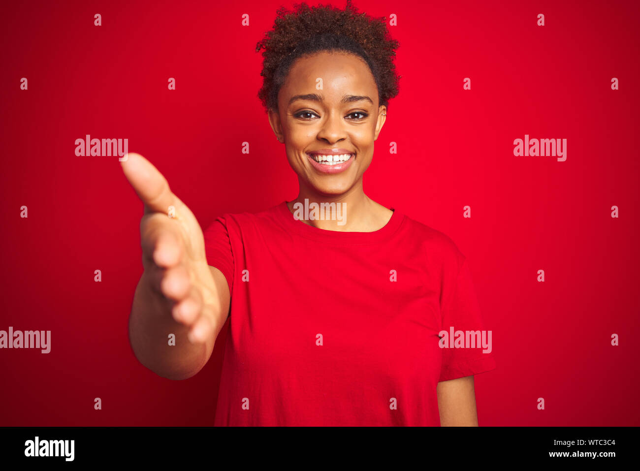 Junge schöne afrikanische amerikanische Frau mit afro Haar über ... Junge schöne afrikanische amerikanische Frau mit afro Haar über ...