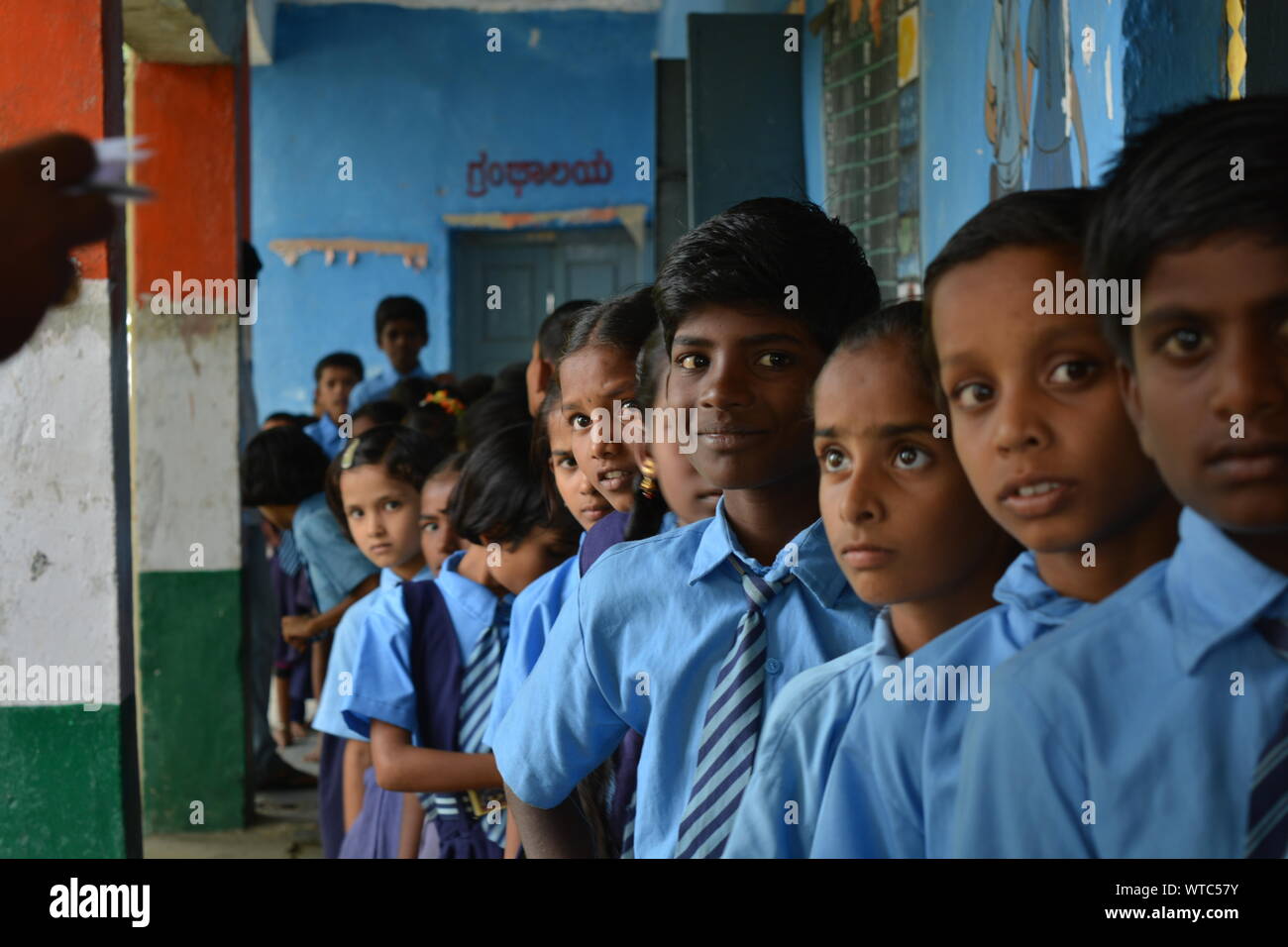 Indische kinder in schuluniform -Fotos und -Bildmaterial in hoher Auflösung – Alamy