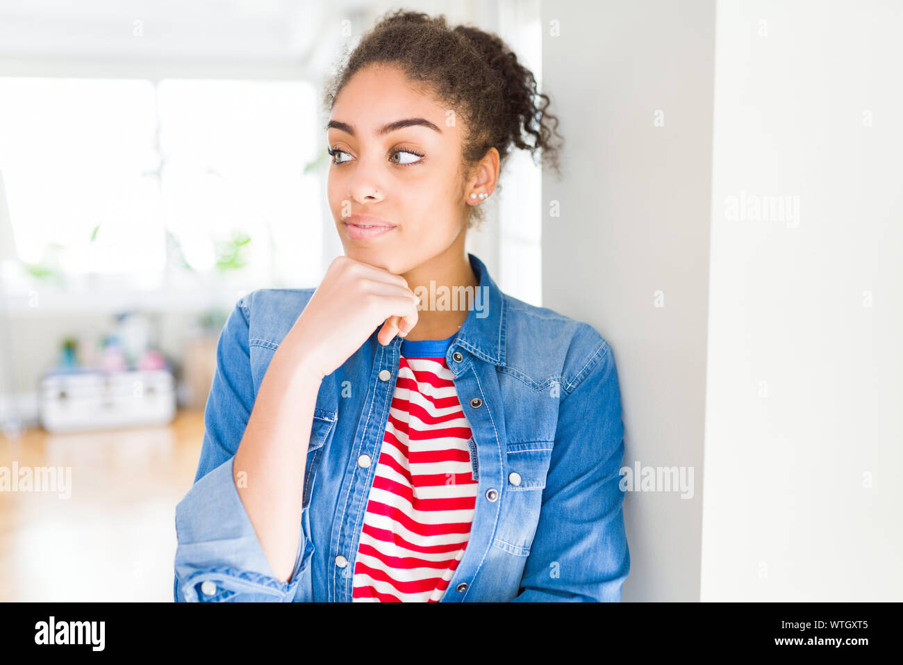 Schöne junge afrikanische amerikanische Frau mit afro Haar lässige ...