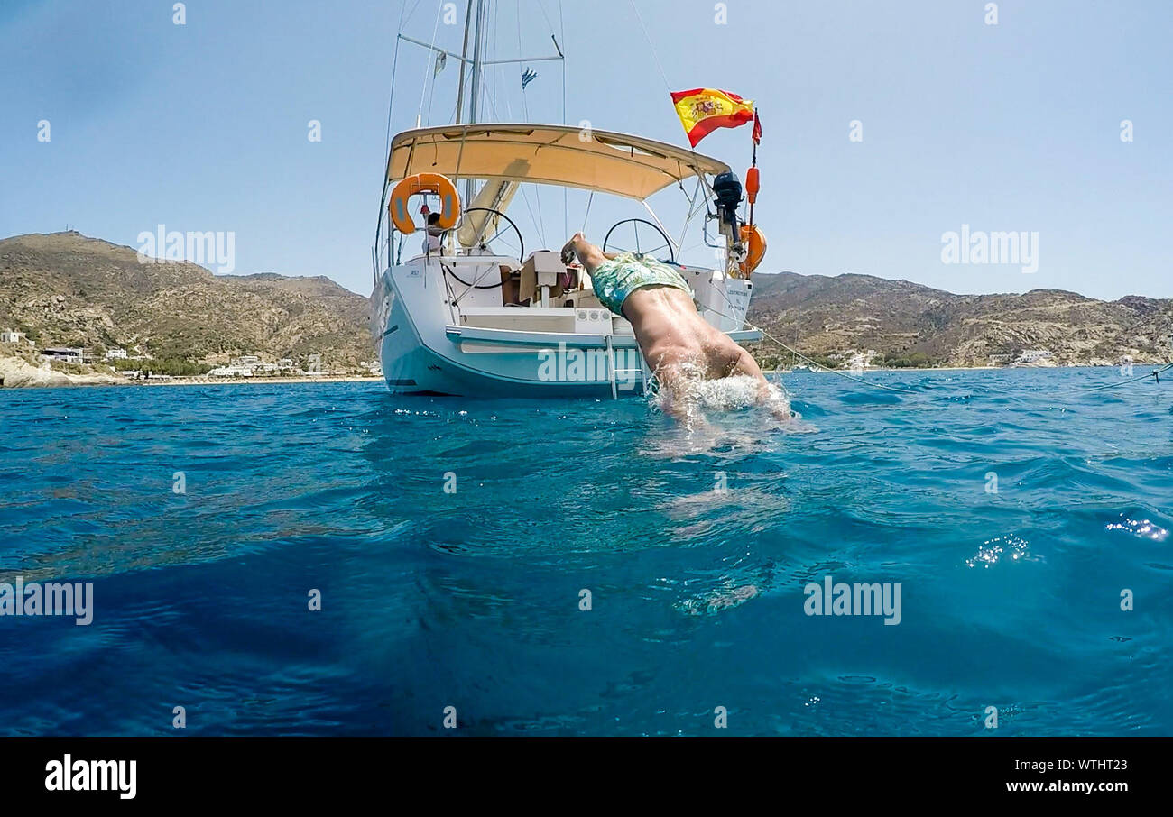 Mann Springt Vom Boot Ins Meer Stockfotos und -bilder Kaufen - Alamy