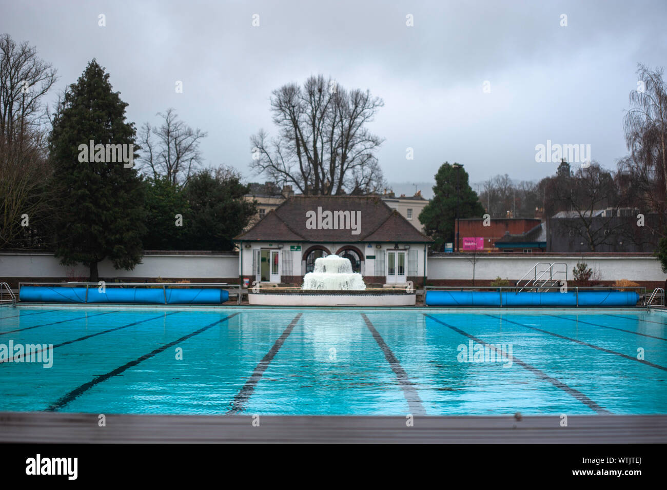 Guildford lido -Fotos und -Bildmaterial in hoher Auflösung – Alamy