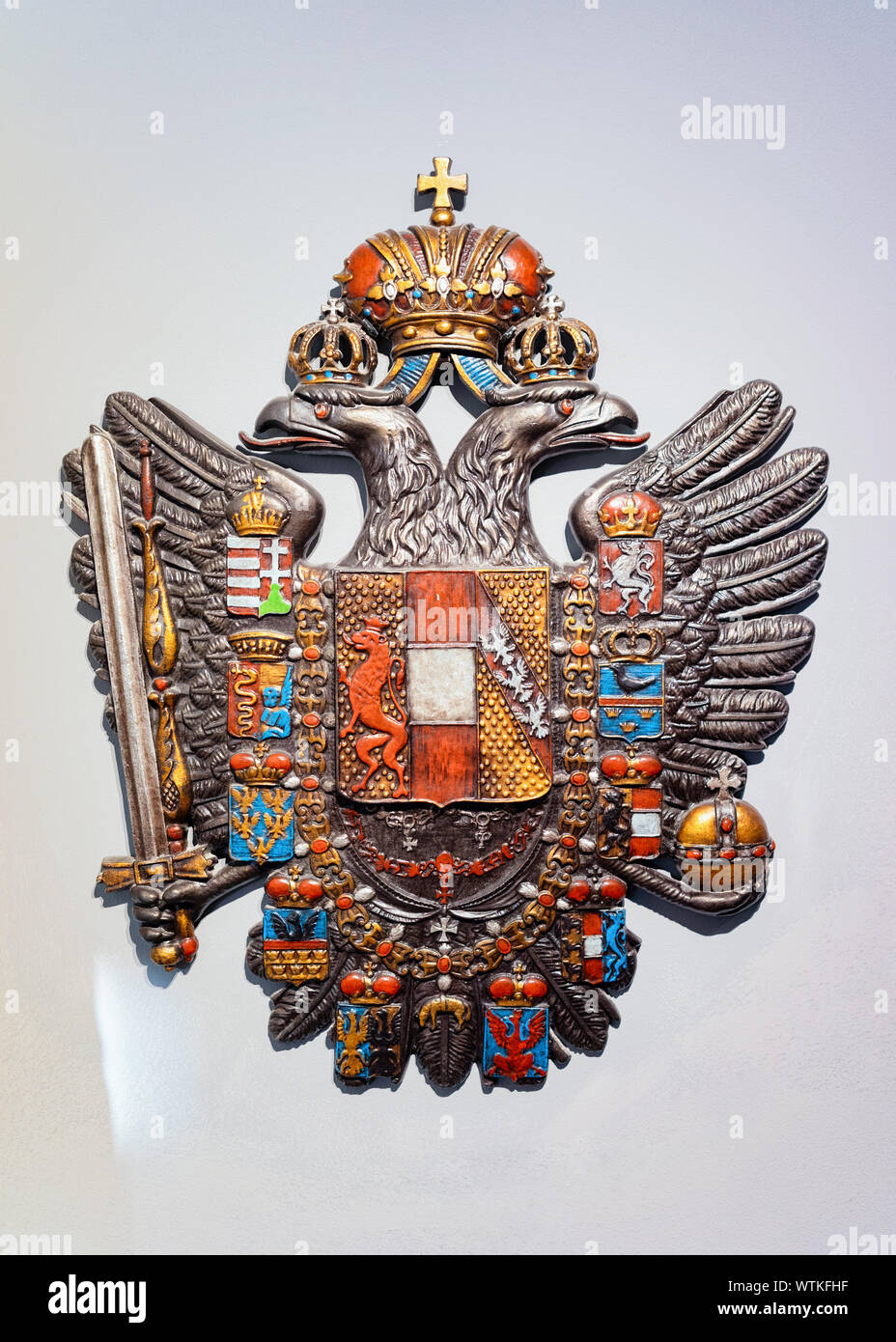 Wappen von Österreich als Adler Bronze Statue Salzburg Stockfotografie ...