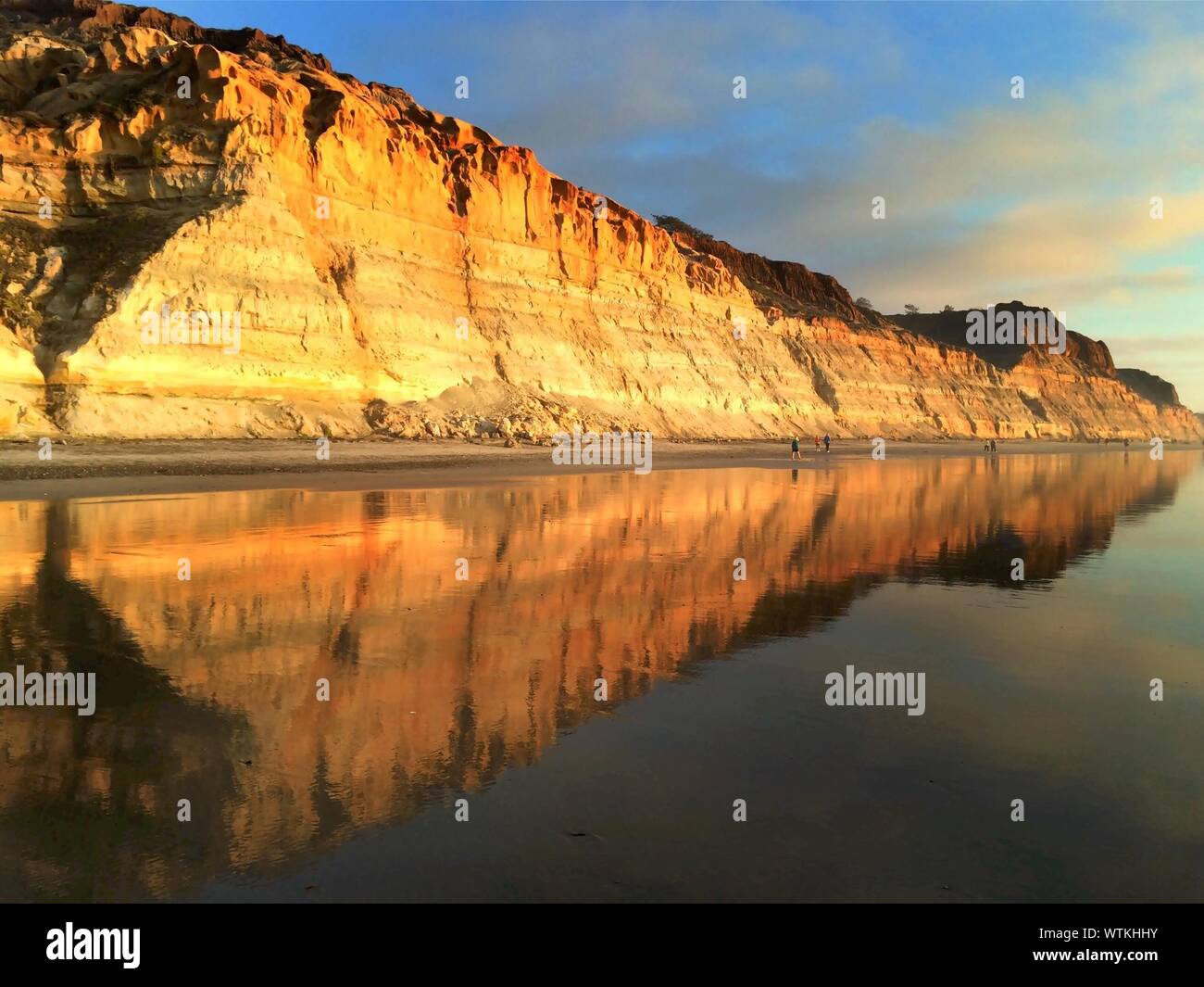 Meer berg himmel strand -Fotos und -Bildmaterial in hoher Auflösung – Alamy