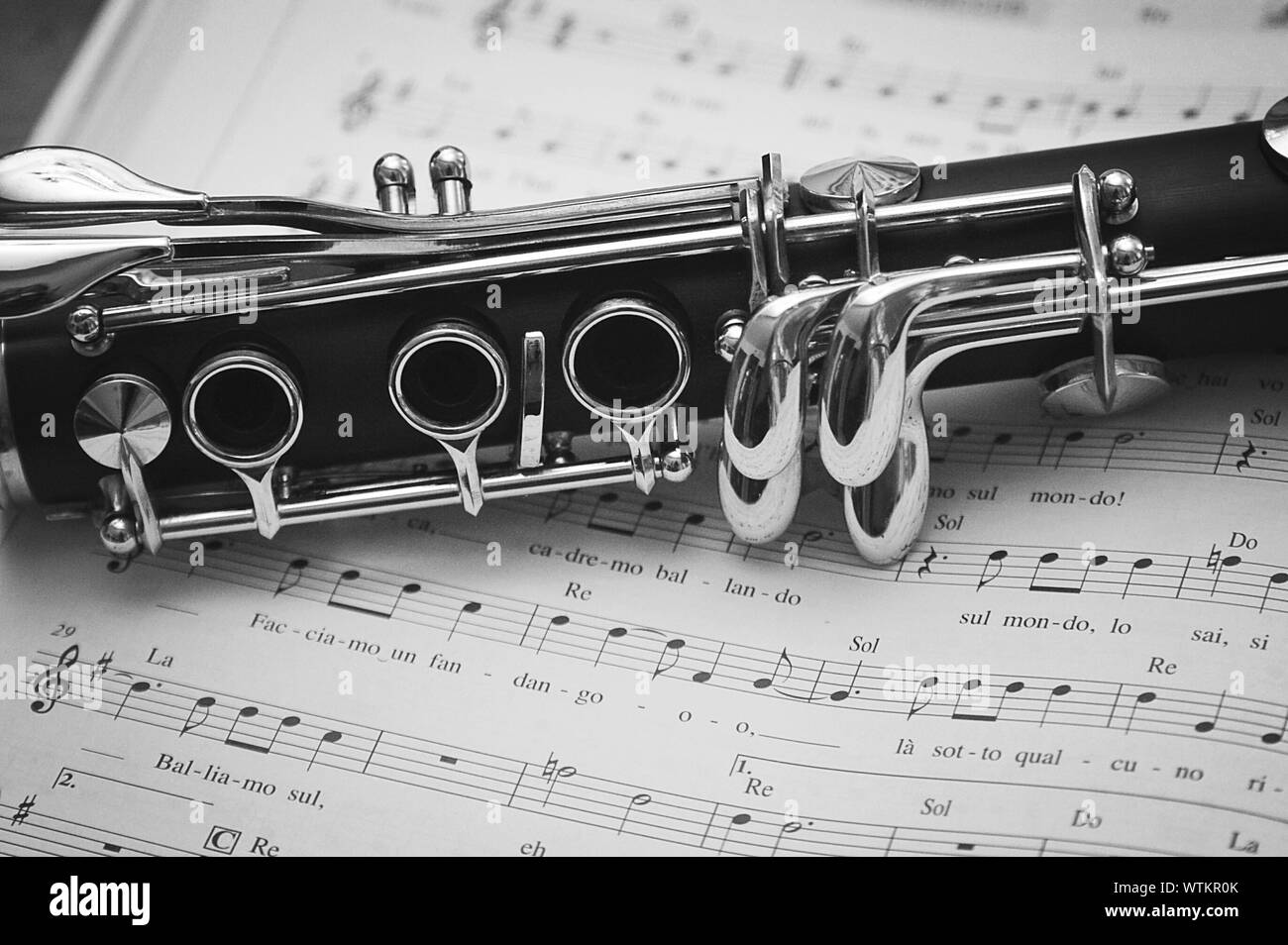 Flute on musical note sheet -Fotos und -Bildmaterial in hoher Auflösung ...