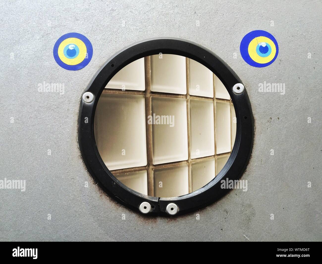 Bullauge form -Fotos und -Bildmaterial in hoher Auflösung – Alamy