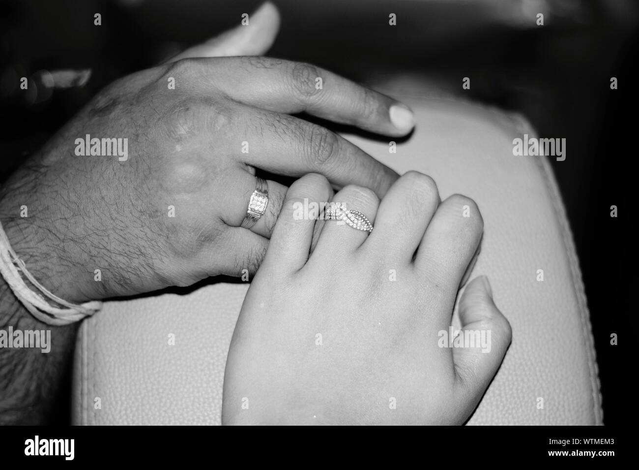 Haltende hände -Fotos und -Bildmaterial in hoher Auflösung – Alamy