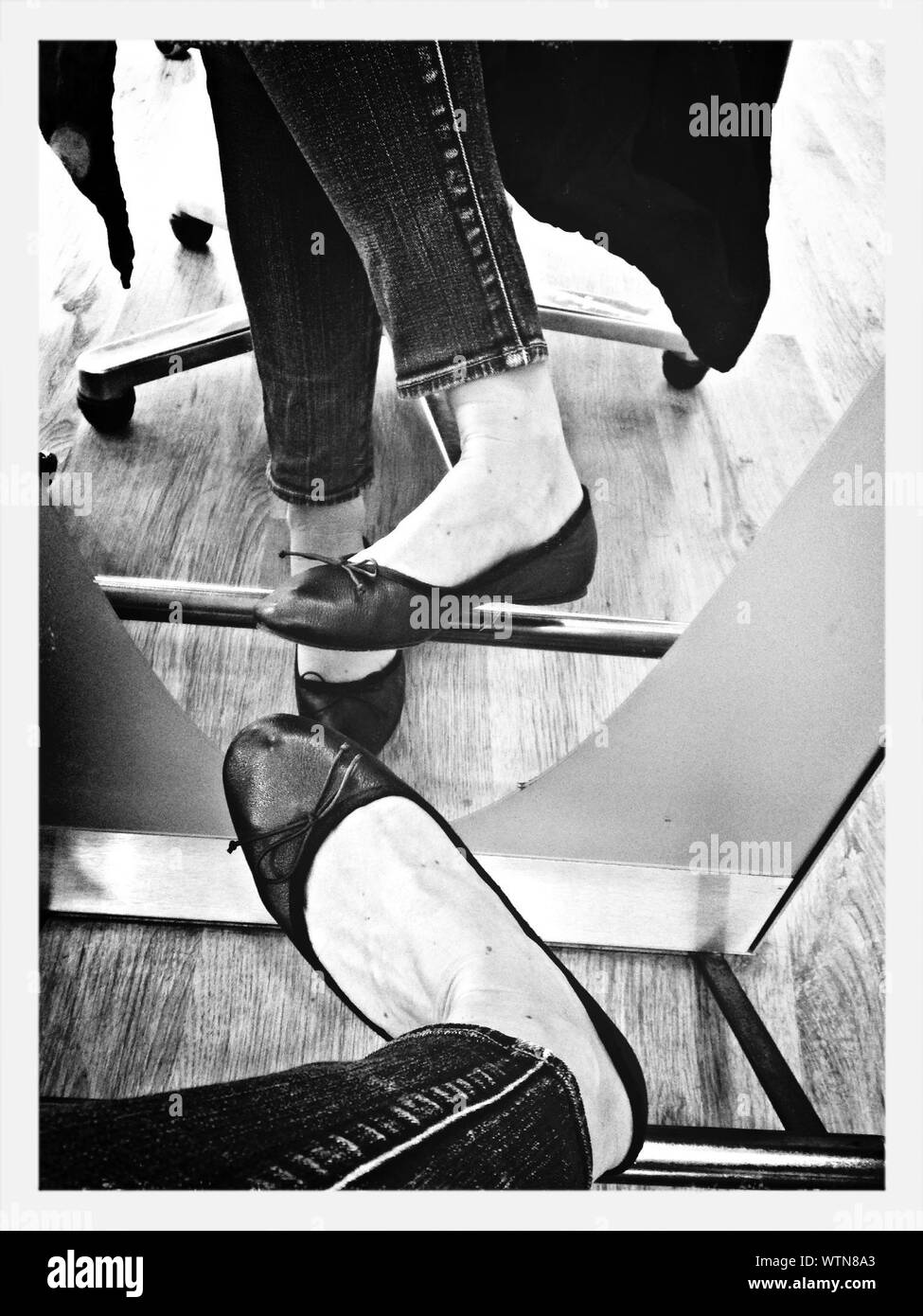 Schuhe anprobieren -Fotos und -Bildmaterial in hoher Auflösung – Alamy