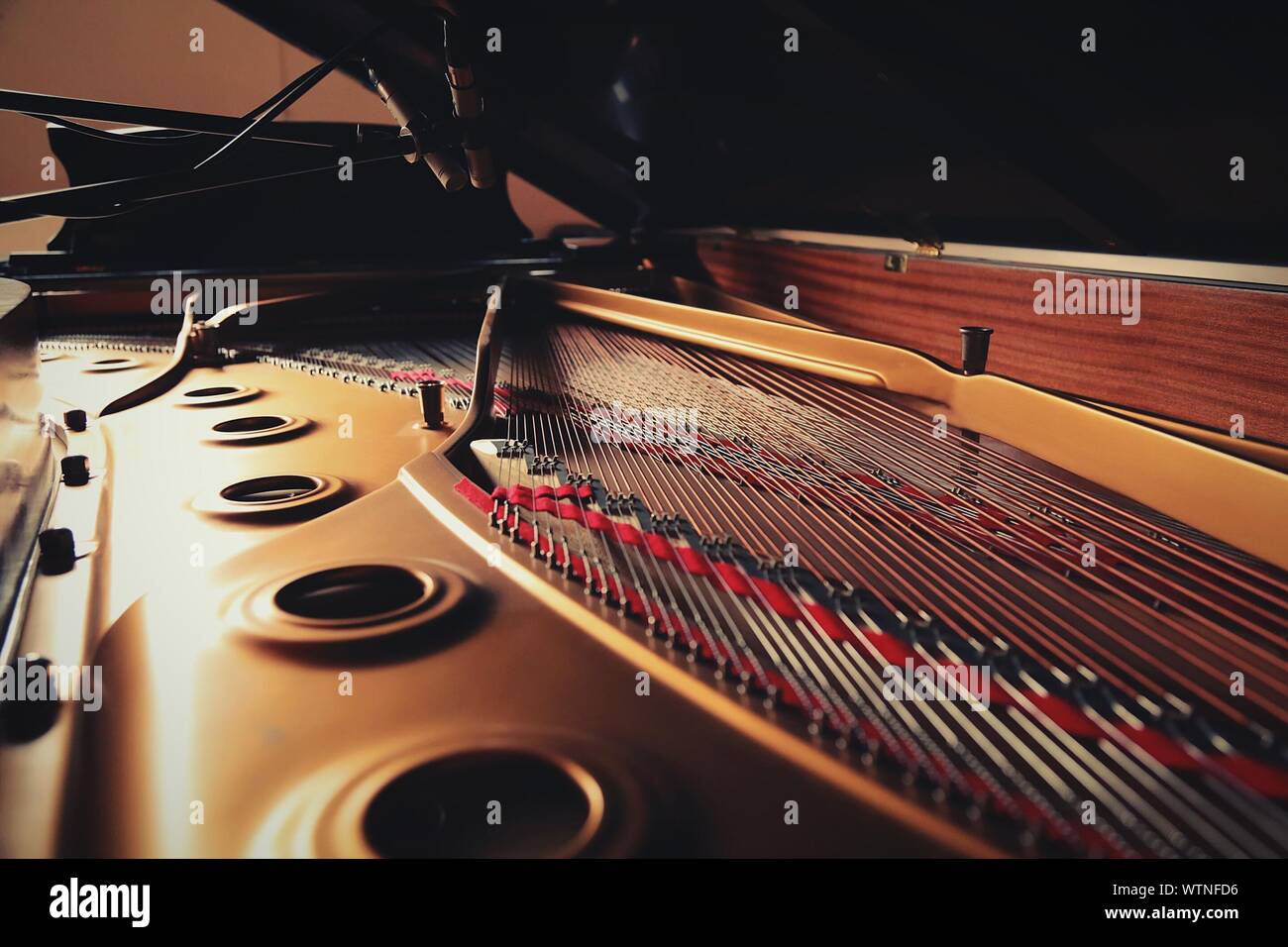 Piano strings close up -Fotos und -Bildmaterial in hoher Auflösung – Alamy