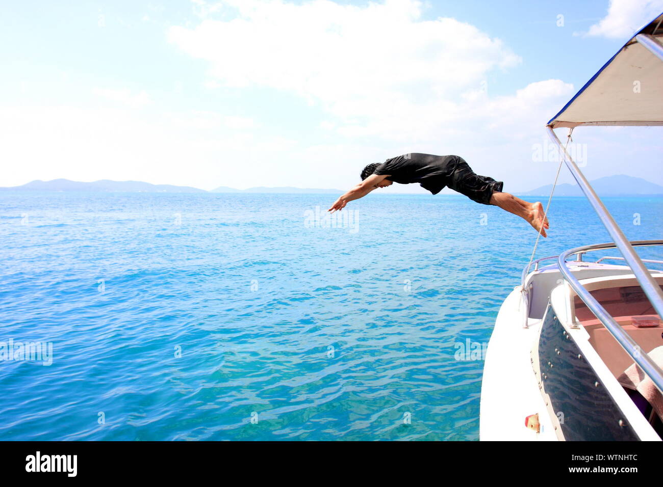 Mann Springt Vom Boot Ins Meer Stockfotos und -bilder Kaufen - Alamy