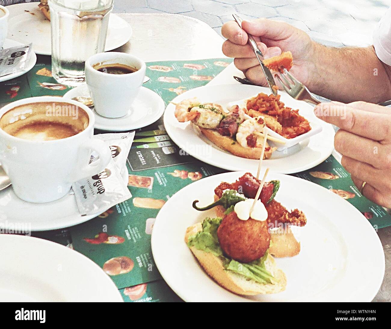 Menschen essen tapas -Fotos und -Bildmaterial in hoher Auflösung – Alamy