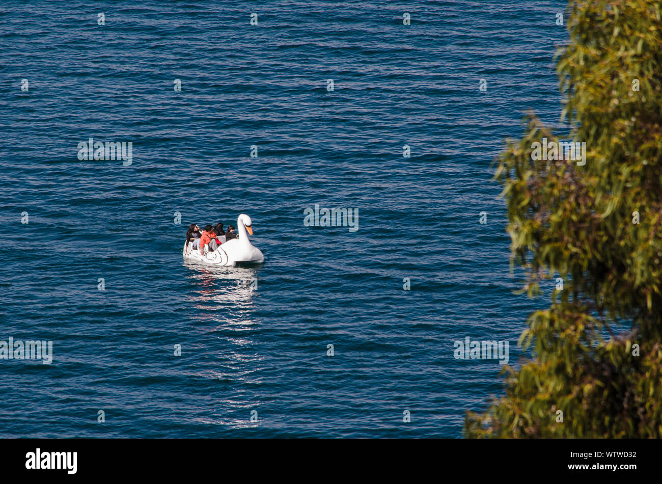 Leute auf dem boot -Fotos und -Bildmaterial in hoher Auflösung – Alamy