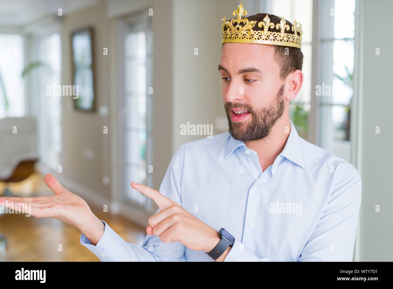 Stattliche business Mann mit goldenen Krone als König oder Prinzen ...