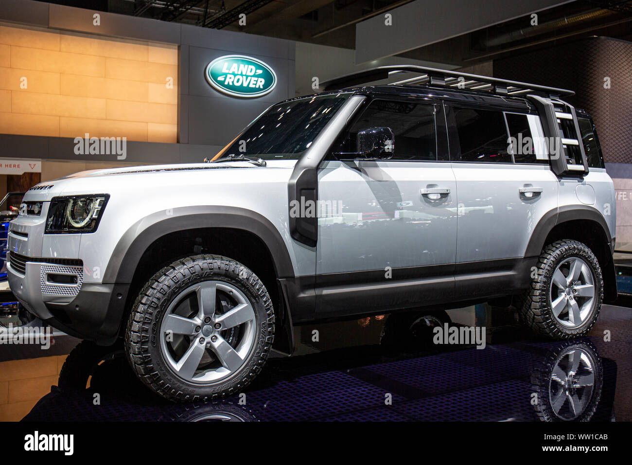 Land rover defender 2020 modell -Fotos und -Bildmaterial in hoher ...