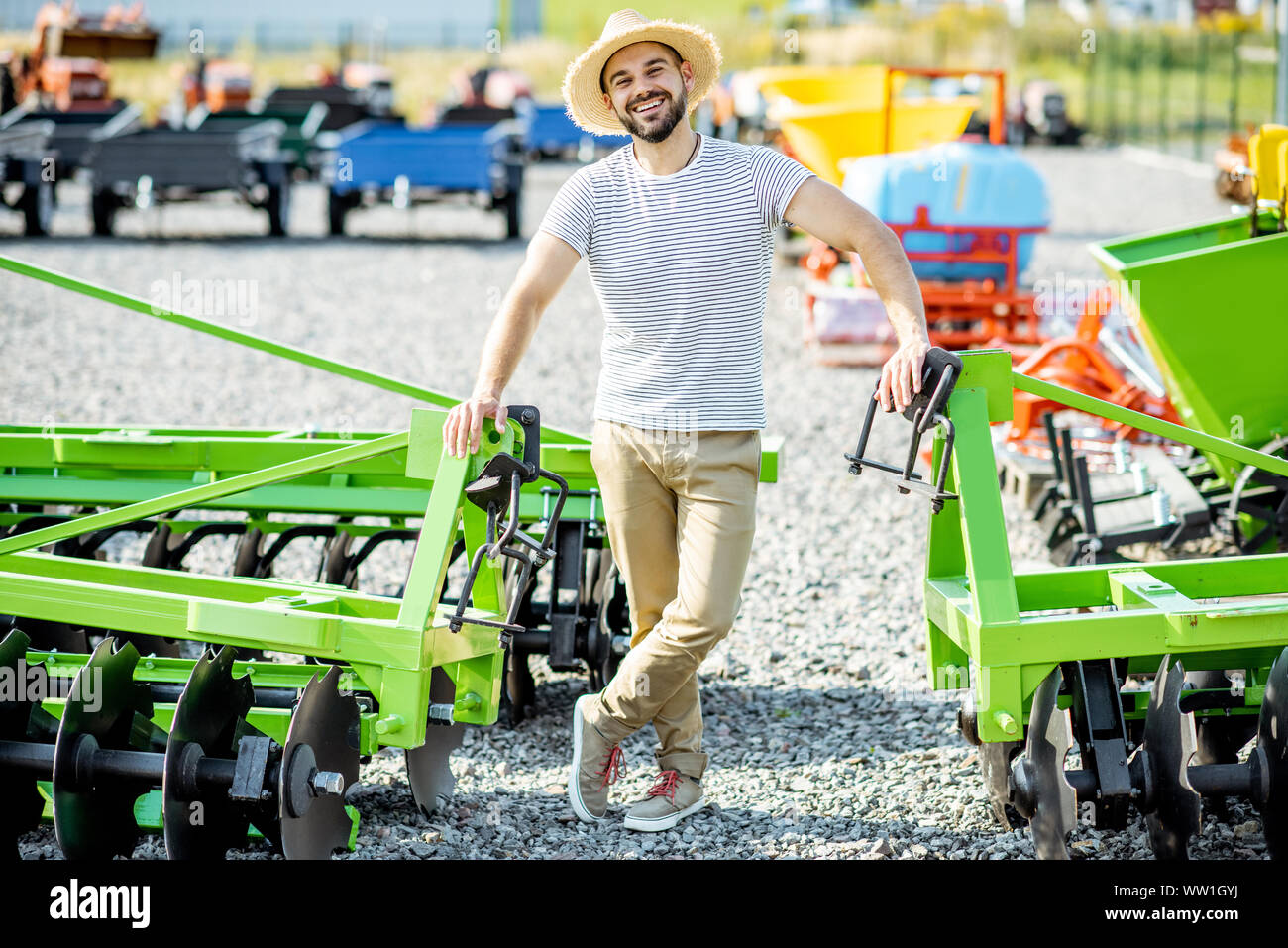 Portrait einer jungen Agrarwissenschaftler stehen in der Nähe der Pflug ...