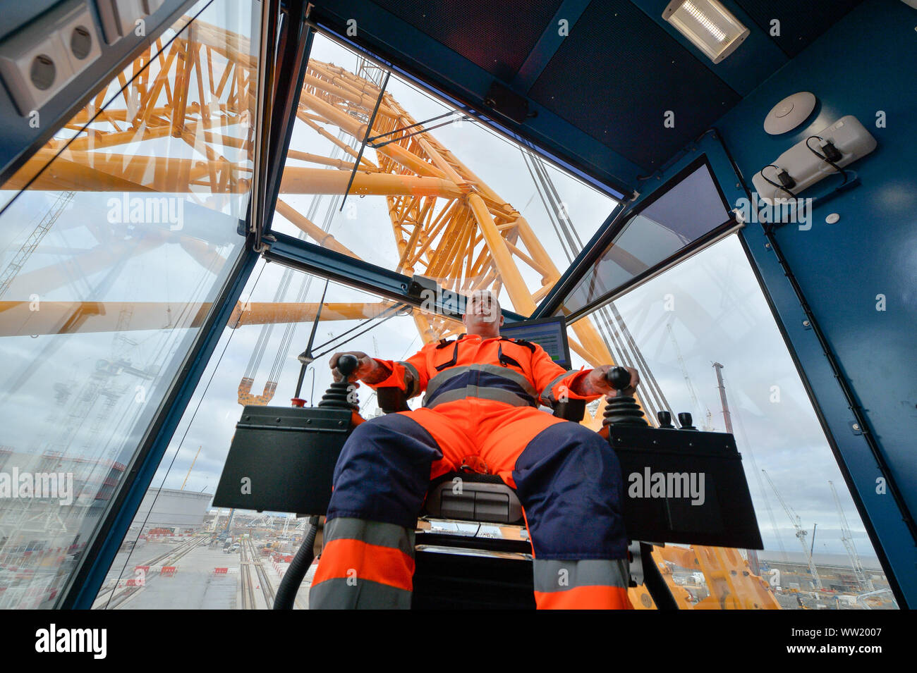 Kranführer Martin Redmond innerhalb seiner Kabine an Bord der "Großen ...