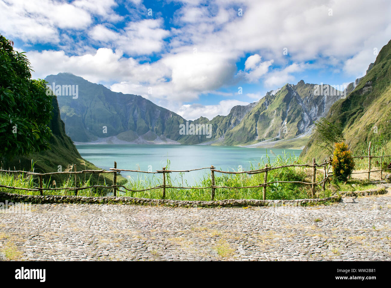 Vulcao Pinatubo 2. A) Plume Produced By The 1991 Mount Pinatubo