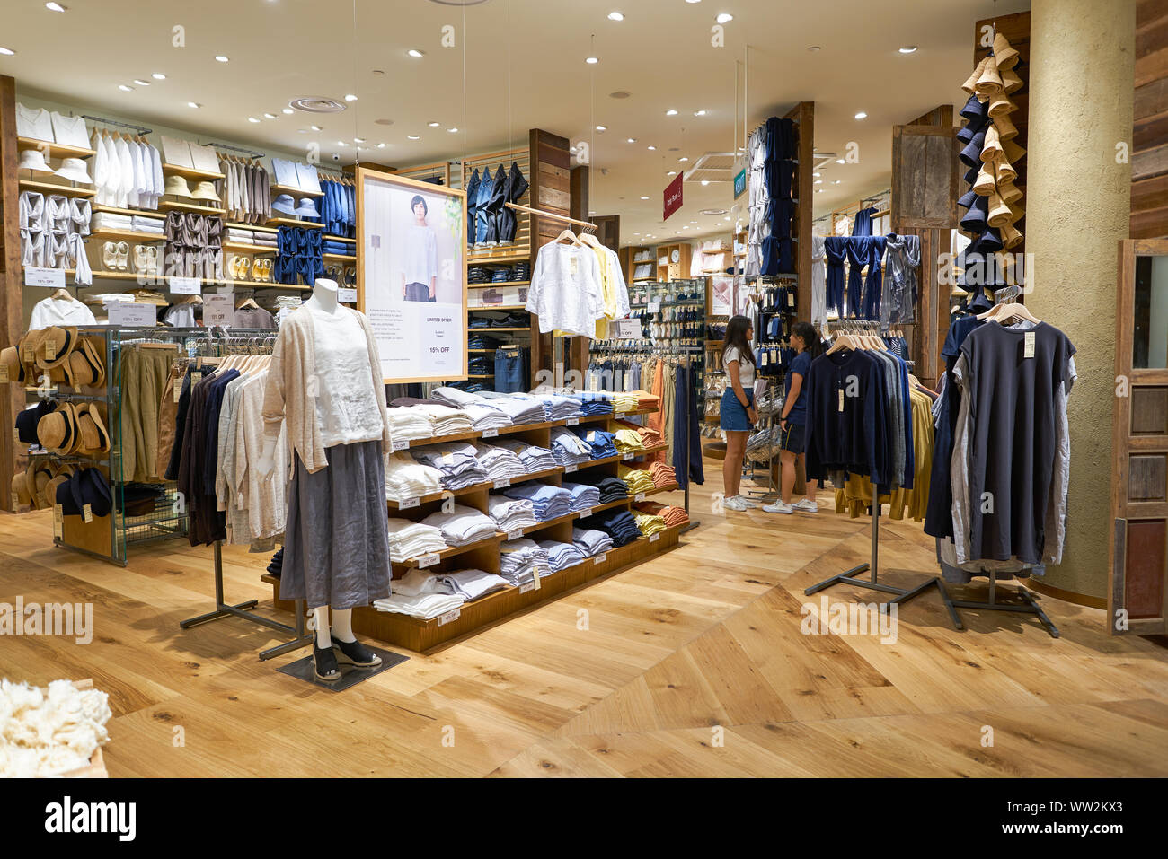 Singapur - ca. April 2019: Innenraum geschossen von Muji store in Jewel ...