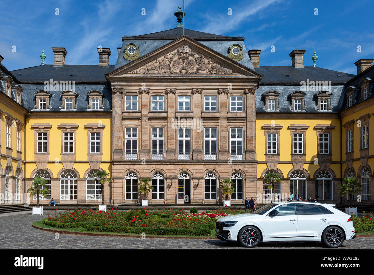 Architektur des gelben Classic Style Arolsen Schloss in Bad Arolsen im ...