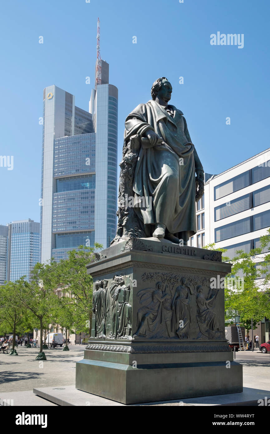 Goethe Denkmal, Goethe Platz, hinter der Commerzbank Tower, Frankfurt ...