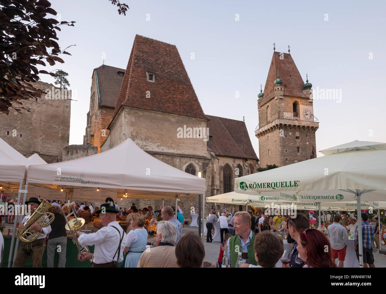 Weinfest auf dem Hyrtlplatz, Burg Perchtoldsdorf und Wehrturm ...