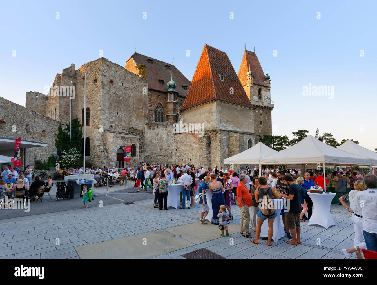 Weinfest auf dem Hyrtlplatz, Burg Perchtoldsdorf und Wehrturm ...
