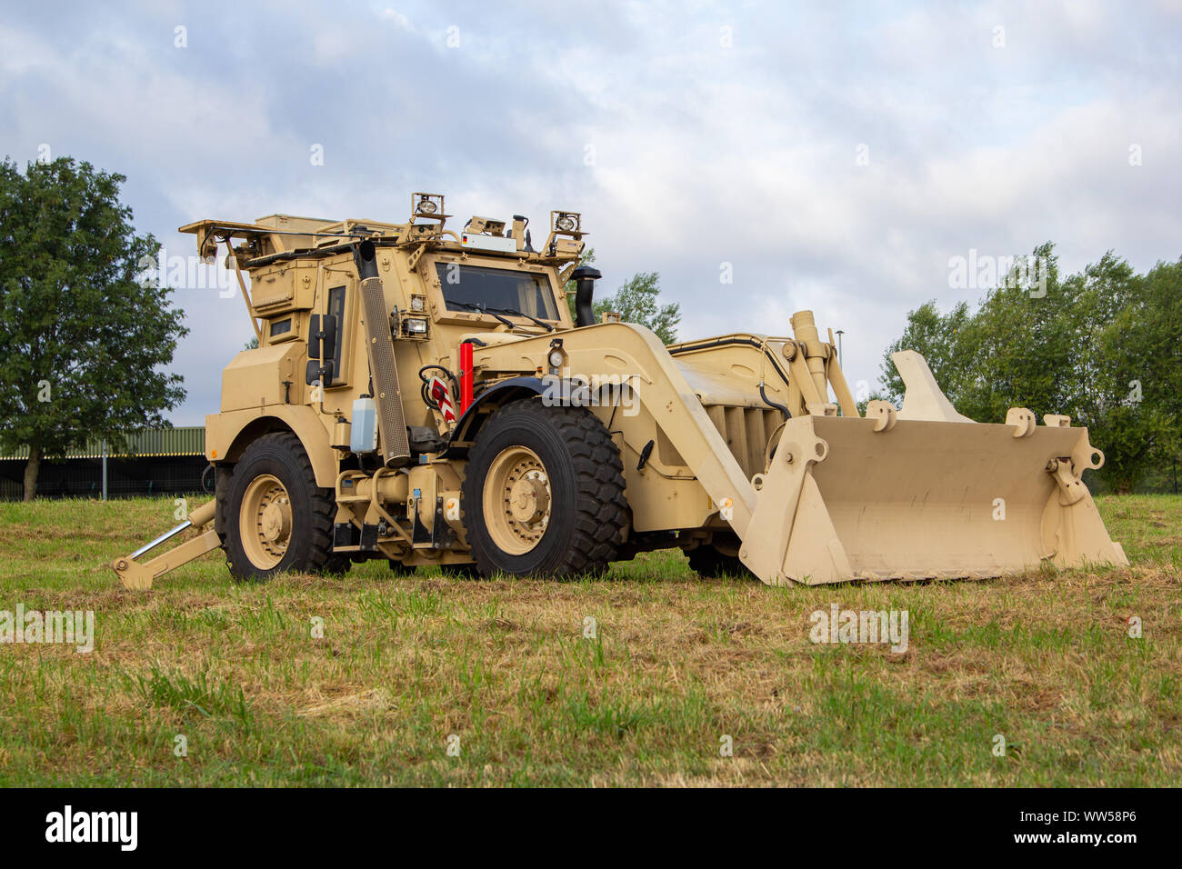 Gepanzerter bulldozer -Fotos und -Bildmaterial in hoher Auflösung – Alamy