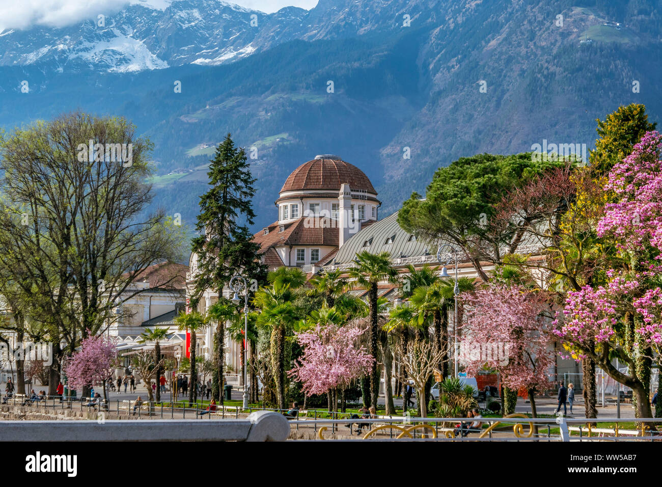 Promenade mit kurhaus in meran -Fotos und -Bildmaterial in hoher ...