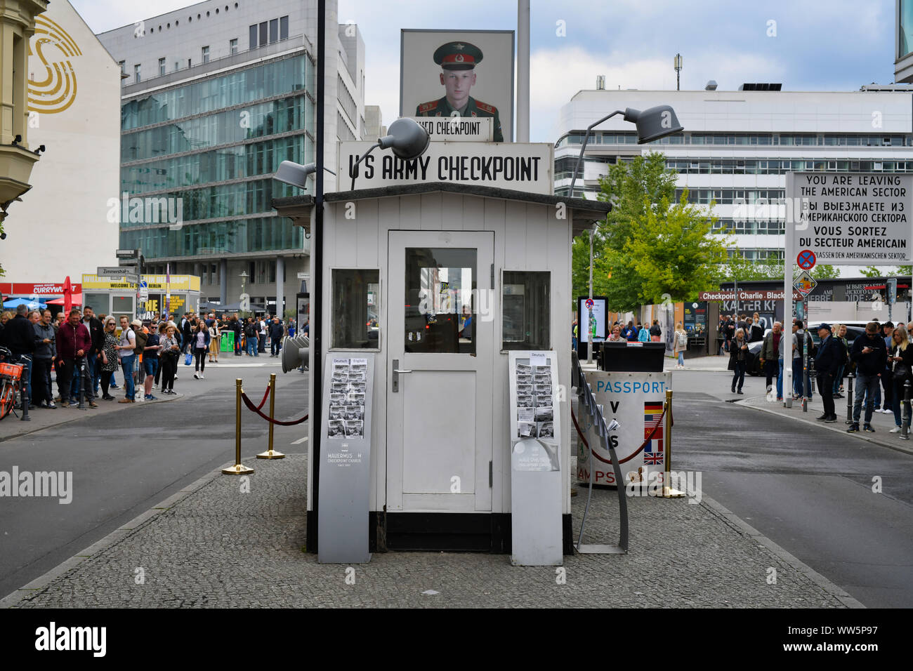 Friedrichstrasse friedrichstrasse kreuzung -Fotos und -Bildmaterial in ...