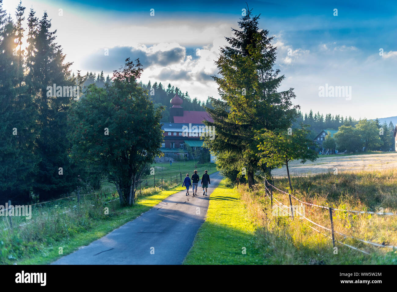 Spazieren gehen entspannen -Fotos und -Bildmaterial in hoher Auflösung ...