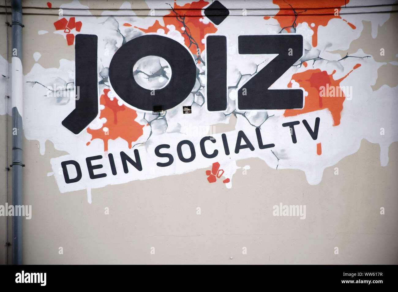 Das farbige Logo an der Fassade der Hauptsitz der Fernsehsender Joiz im ...