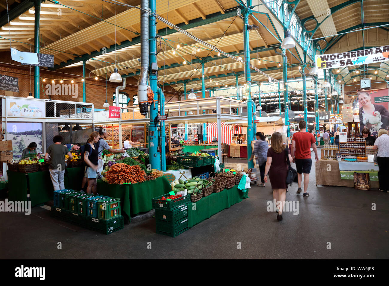 Wochenmarkt berlin -Fotos und -Bildmaterial in hoher Auflösung – Alamy