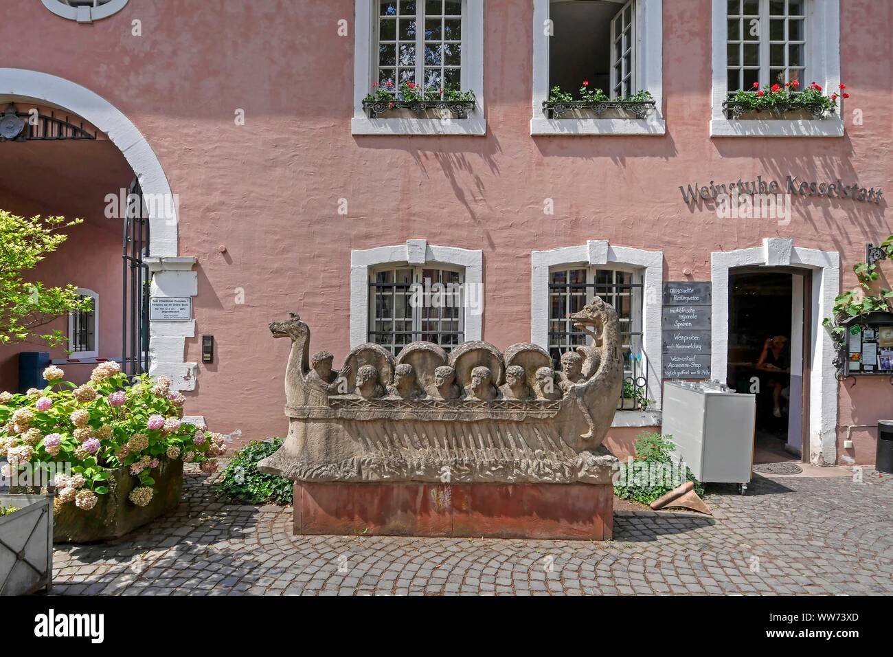 Replik der Neumagen Wein Schiff in der Weinstube Kesselstatt Weinstube ...