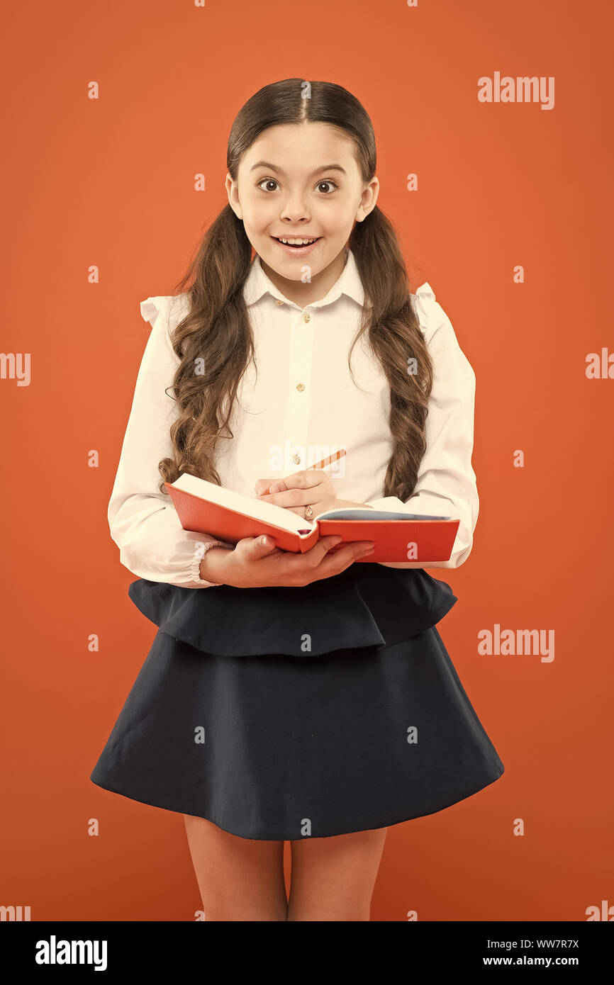 Schule Tagebuch für Notizen. Überrascht, kleine Mädchen in Schuluniform ... Schule Tagebuch für Notizen. Überrascht, kleine Mädchen in Schuluniform ...