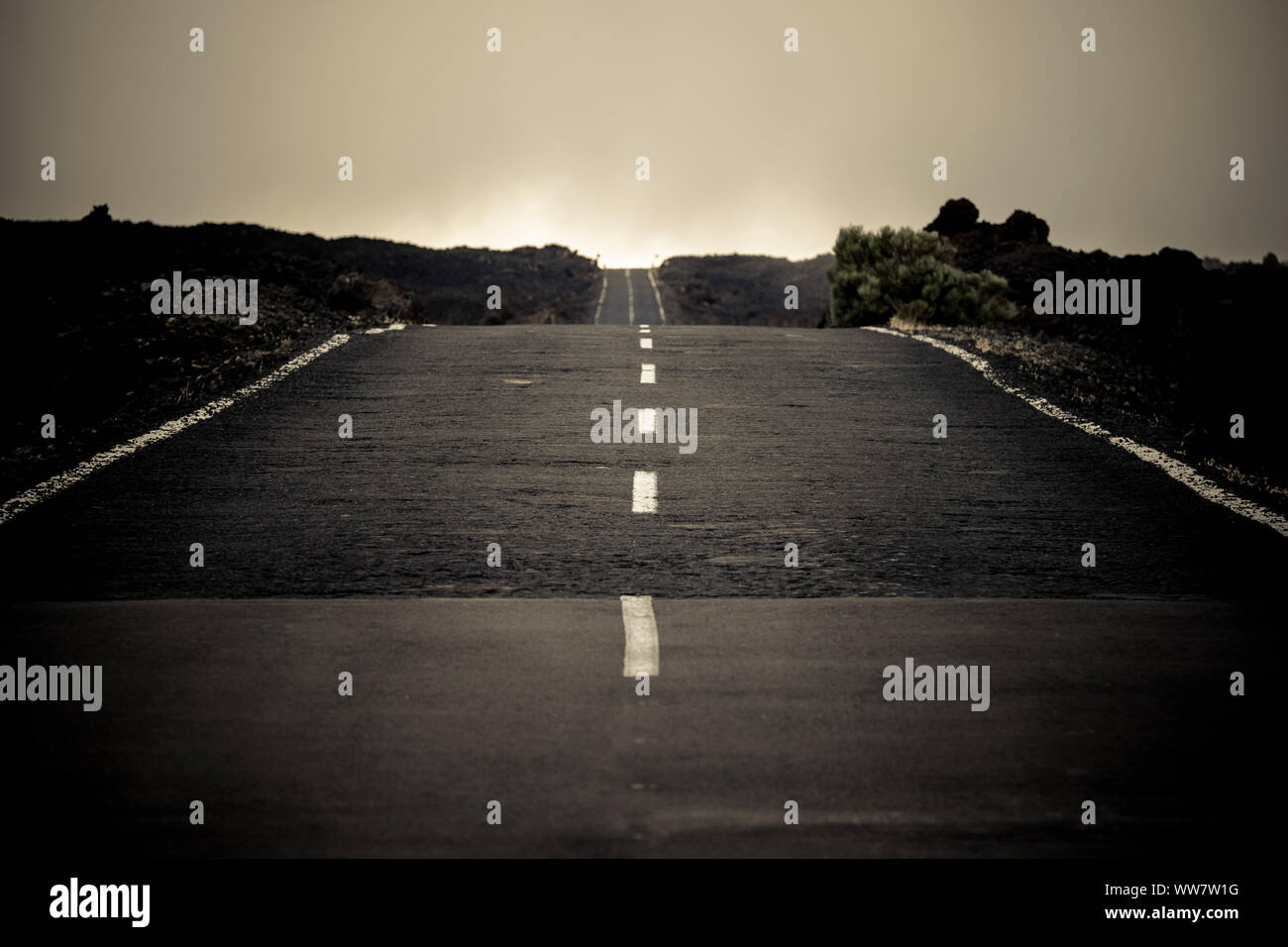 Unendlicher weg -Fotos und -Bildmaterial in hoher Auflösung – Alamy