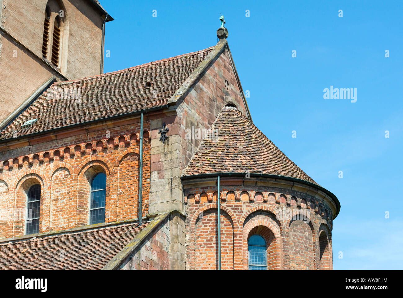 Romanische kirche aus rotem sandstein -Fotos und -Bildmaterial in hoher ...