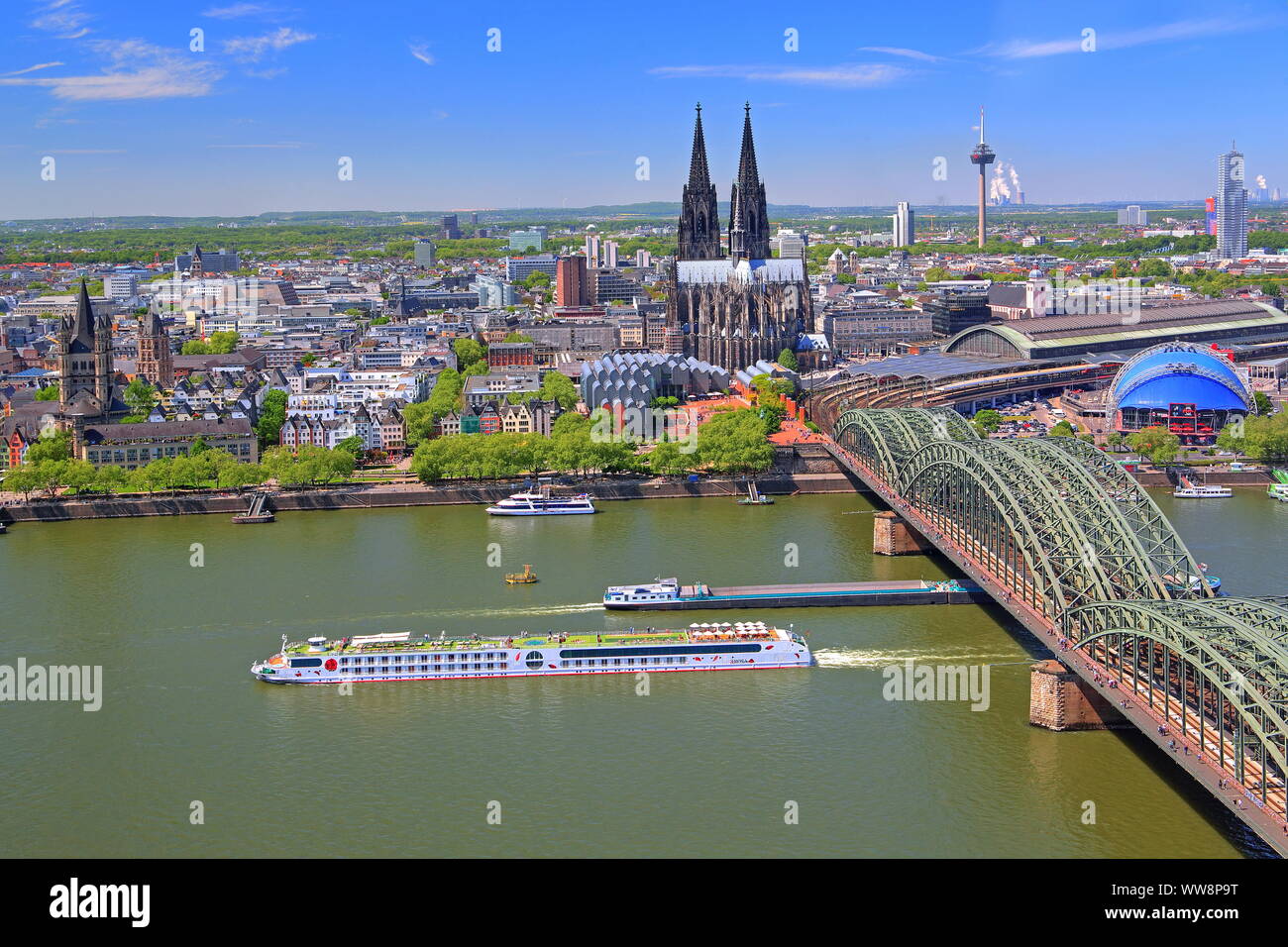 Panorama der Stadt am Rhein mit Kirche Groß St. Martin, Rathausturm ...