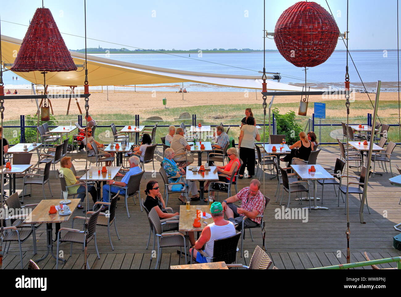 Sonnenterrasse des Restaurant am Strand am Ufer der Weser, Bremerhaven ...