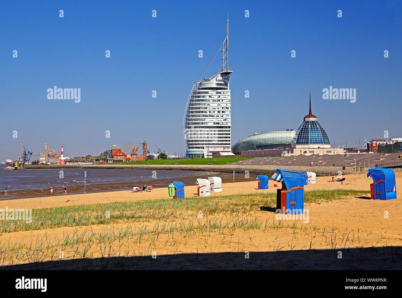 Strand mit Liegestühlen am Ufer der Weser mit Sail City Hotel ...