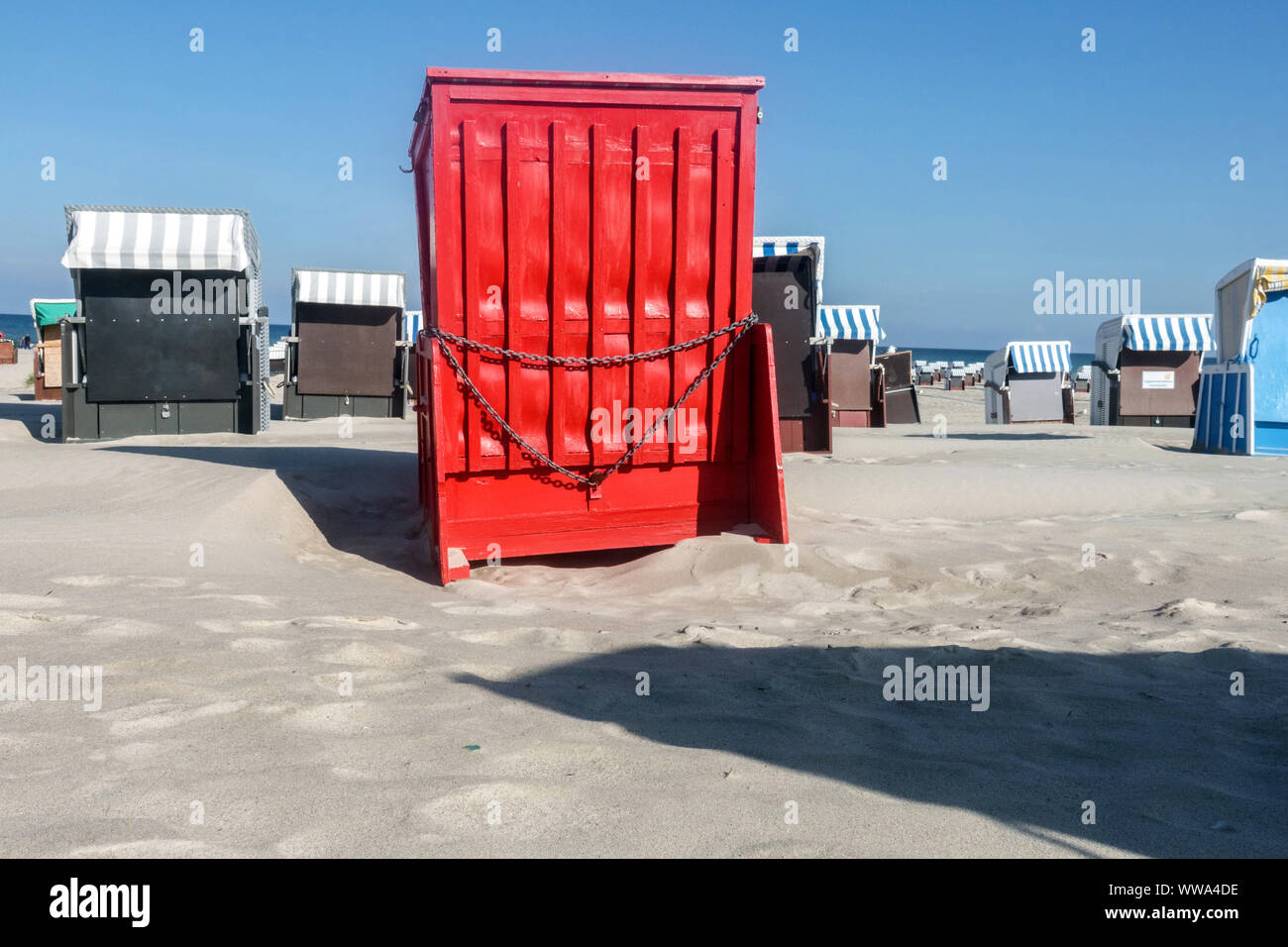 Roter strandkorb -Fotos und -Bildmaterial in hoher Auflösung – Alamy