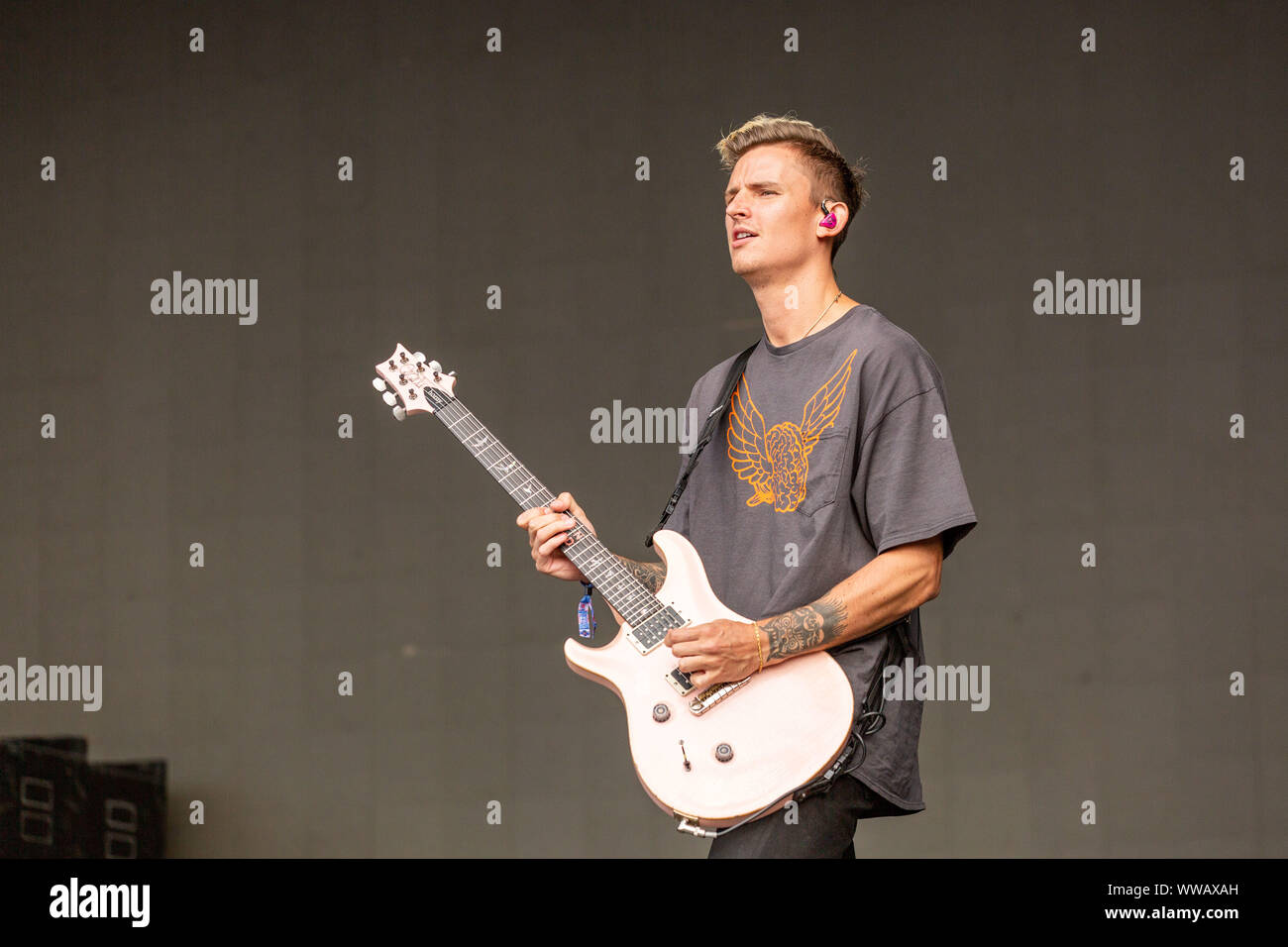 Neck deep -Fotos und -Bildmaterial in hoher Auflösung – Alamy