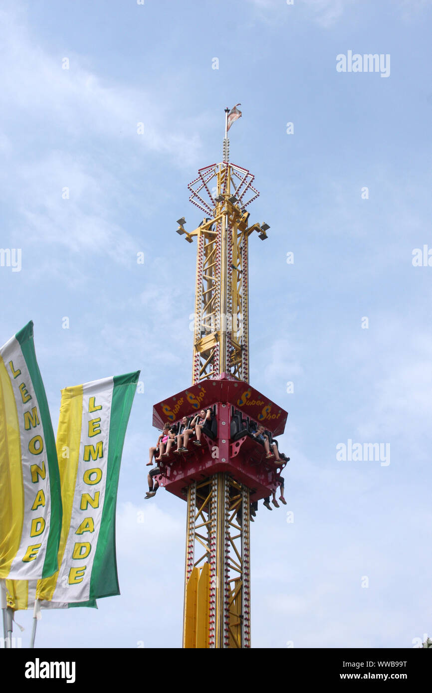 Fallturm messegelände attraktion -Fotos und -Bildmaterial in hoher Auflösung – Alamy