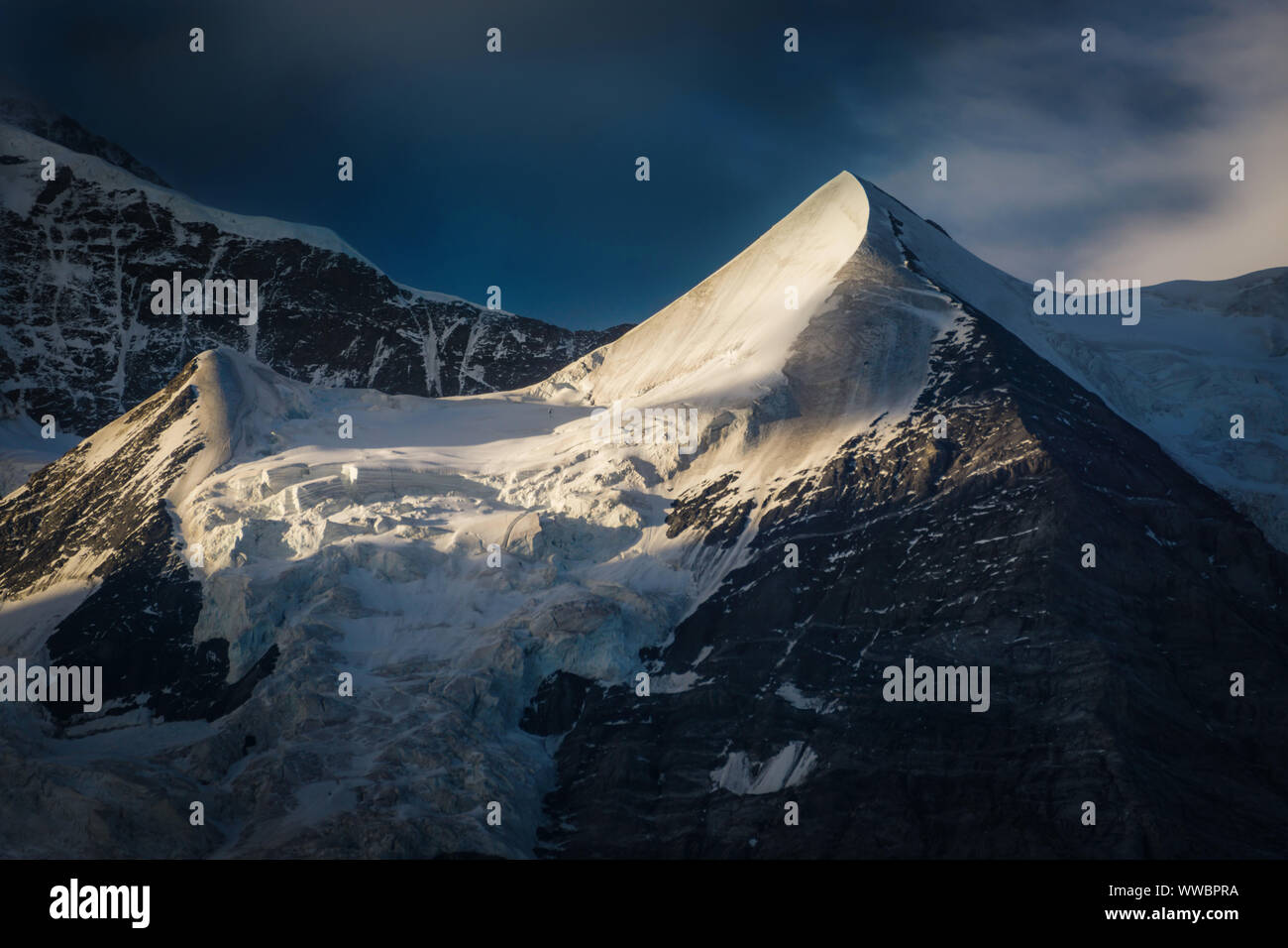 Ansicht der Silberhorn, ein pyramidenförmiger Berg in den Berner Alpen ...